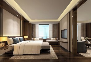 Suíte, 1 quarto (Extra Floor Space) | Roupas de cama premium, edredons de pluma, frigobar, cofres nos quartos