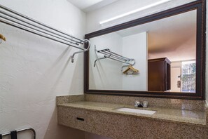 Chuveiro/banheira combinados, toalhas de banho, sabonete 