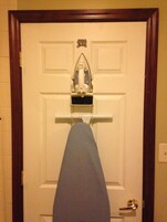 Uma combinação polibã/banheira, artigos de higiene pessoal grátis 