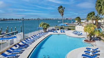 Piscina exterior, guarda-sóis, espreguiçadeiras