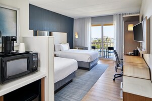 Quarto, 2 camas queen-size (Balcony) | Secretária, secretária adequada para computadores portáteis 