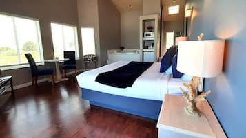 Quarto Panorâmico, 1 cama king-size, banheira de hidromassagem grande, vista para o oceano | 1 quarto, roupa de alta qualidade, com decoração personalizada