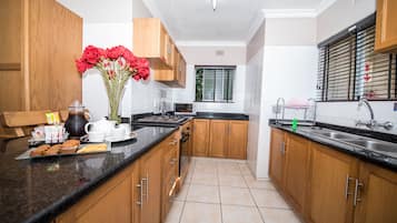 Apartamento, 1 quarto | Cozinha privada | Um frigorífico, um micro-ondas, um forno, uma placa de cozinha