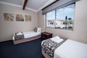 Apartamento, 3 quartos | 1 quarto, cofre no quarto, secretária, ferro/tábua de engomar 