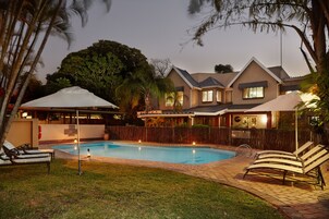 Piscina exterior, guarda-sóis, espreguiçadeiras 