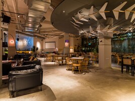 Pequenos-almoços servidos, com espaço para refeições ao ar livre 