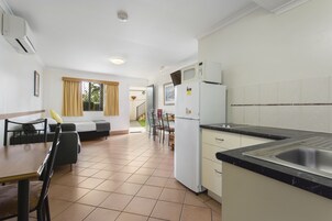 Apartamento, várias camas | Cozinha privada | Geladeira, micro-ondas, cafeteira/chaleira, chaleira elétrica