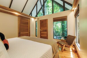 Quarto luxo, 1 cama King | Roupas de cama antialérgicas, cofres nos quartos