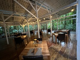 Café da manhã, almoço e jantar; culinária fusion 