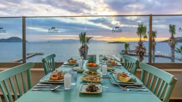 Pequenos-almoços, almoços, jantares servidos, cozinha internacional