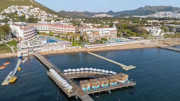 Uma praia privada, espreguiçadeiras, guarda-sóis de praia