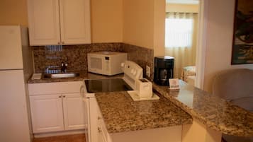 Apartamento, 1 quarto | Cozinha privada | Geladeira grande, micro-ondas, cafeteira/chaleira