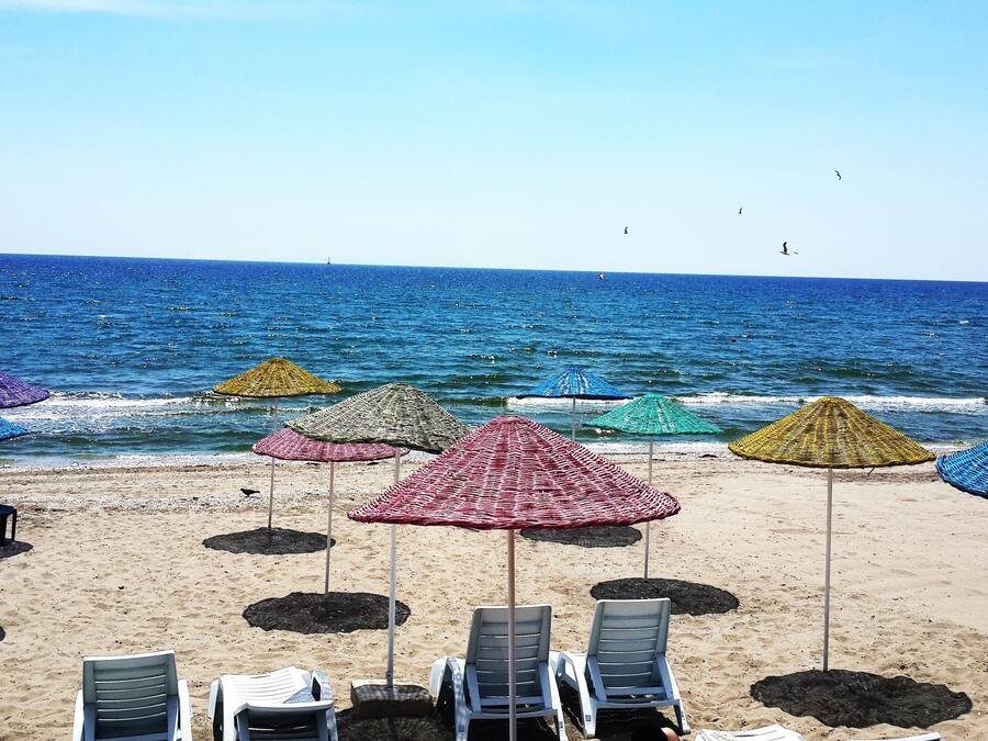 Praia particular, espreguiçadeiras, guarda-sóis