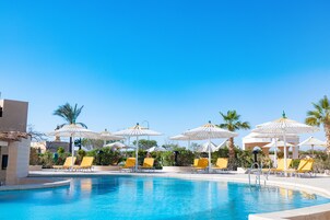 Piscina exterior, guarda-sóis, espreguiçadeiras 