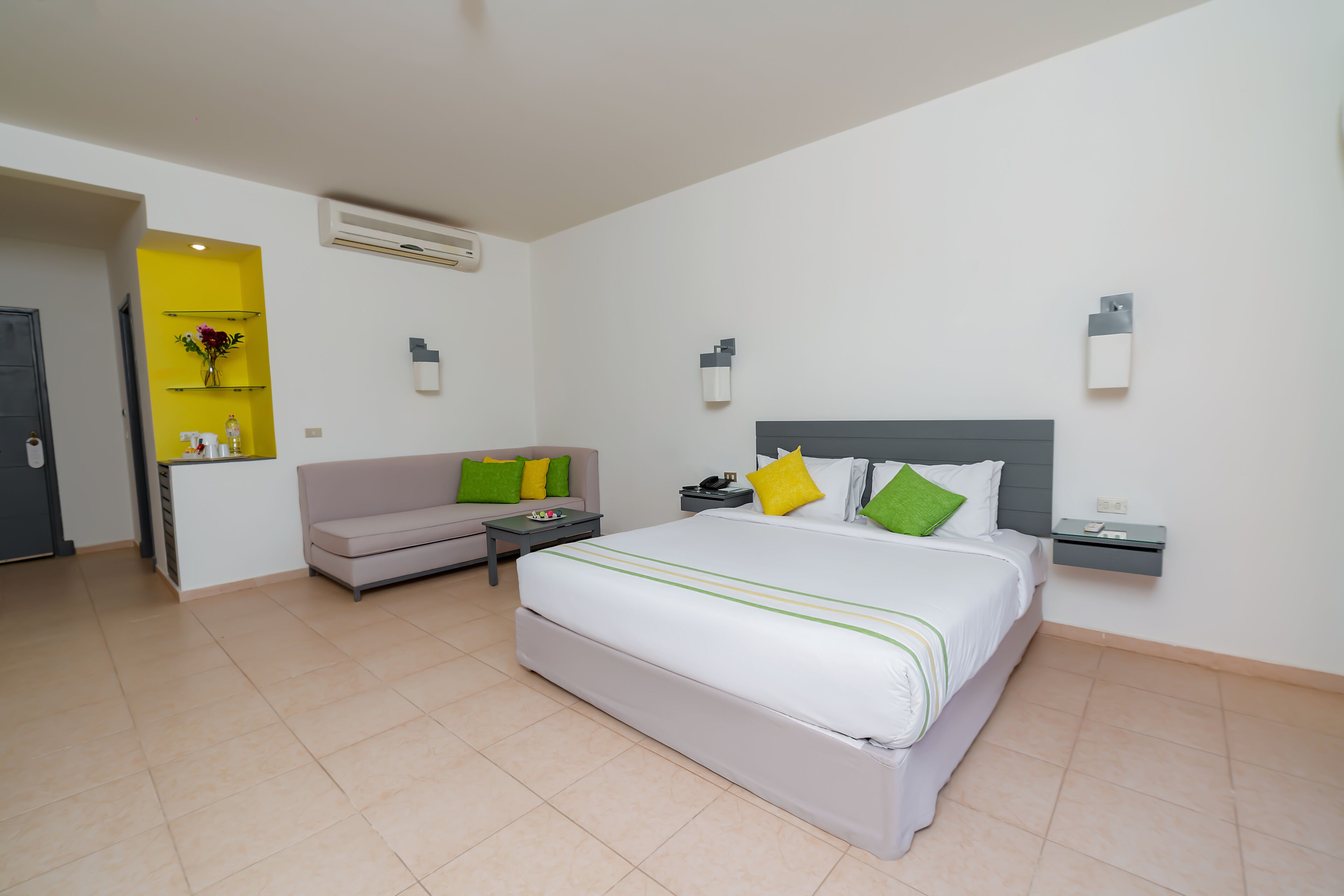 Quarto Deluxe | Minibar, cofre no quarto, ferro/tábua de engomar 