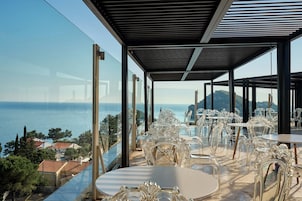 3 restaurantes: servem pequenos-almoços, almoços e jantares