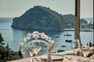 3 restaurantes: servem pequenos-almoços, almoços e jantares
