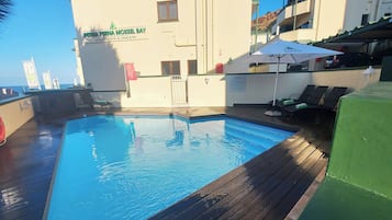 Piscina externa, guarda-sóis