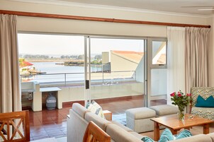 Cofre no quarto, com mobília individualizada, secretária 