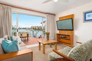 Chalé superior, 2 quartos, para não fumantes | Área de estar | TV de tela plana 32 polegadas com canais via satélite, TV