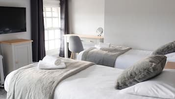 Escrivaninha, roupa de cama