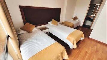 Quarto triplo superior | Roupas de cama premium, cofres nos quartos, Wi-Fi de cortesia