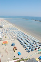 Uma praia privada, espreguiçadeiras, guarda-sóis de praia