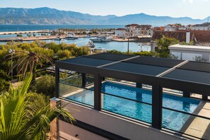 Piscina interna, piscina externa, guarda-sóis, espreguiçadeiras