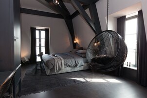 Quarto executivo, 1 cama de casal | Cofres nos quartos, individualmente decorados