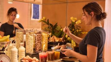 Uma mesa de buffet com diversos alimentos e acompanhamentos.