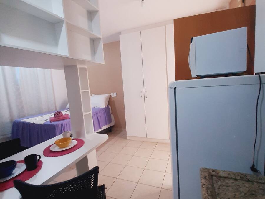 Apartamento Casal | Cozinha americana privada | Geladeira, cooktop, talheres/pratos/utensílios de cozinha