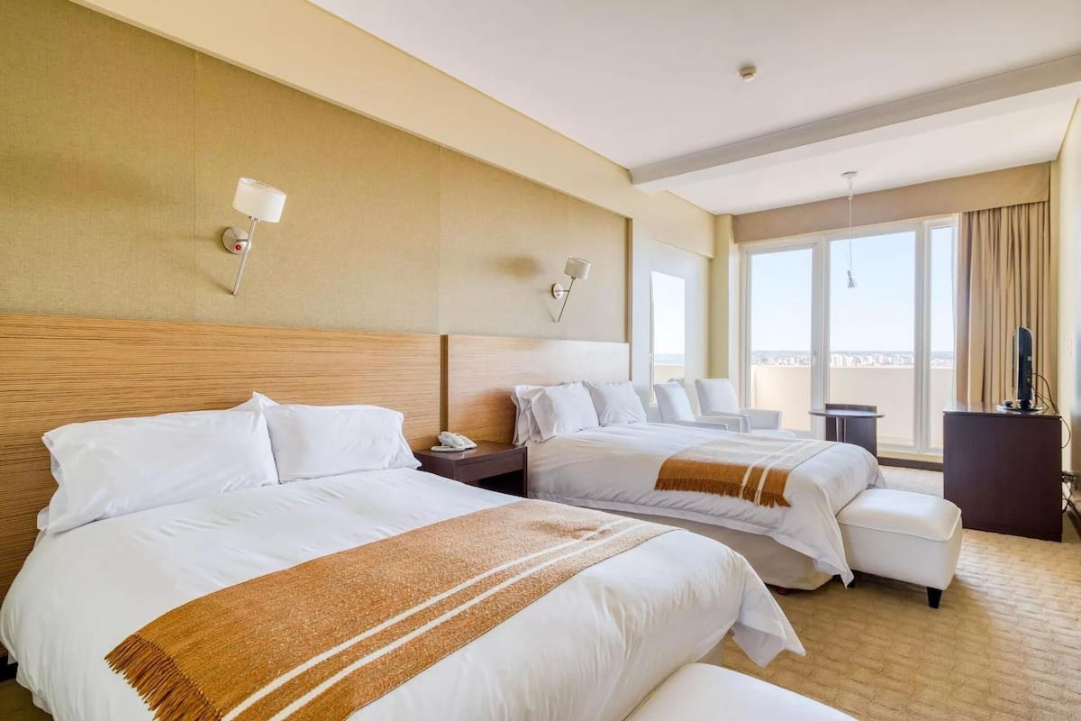 Minibar, cofre no quarto, com decoração personalizada, secretária