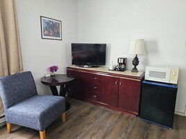 Quarto Deluxe, 1 cama queen-size | Ferro/tábua de engomar, Wi-fi grátis, roupa de cama fornecida 