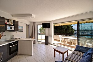 Apartamento, 2 quartos | Sala | Televisor de ecrã plano de 24 polegadas com canais digitais 