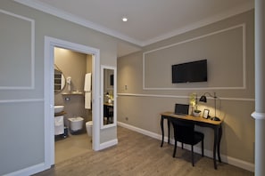 Quarto Standard | Camas de colchão viscoelástico, minibar, cofre no quarto, secretária