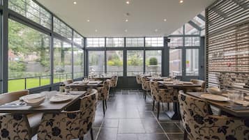 Café da manhã completo todos os dias (EUR 22 por pessoa)