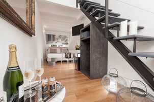 Quarto Standard (2 livelli) | Minibar, cofre com capacidade para portátil, secretária 