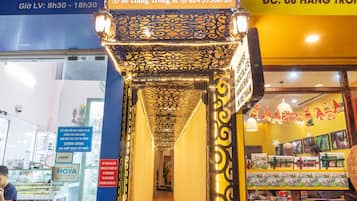 A entrada da Golden Sunshine Villa, com uma placa indicando o endereço e informações de contato.