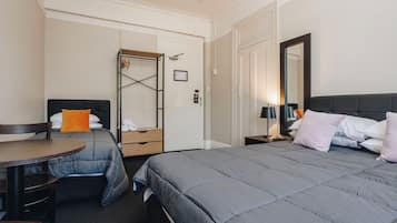 Quarto Duplo ou Twin Familiar, várias camas, casa de banho partilhada | Wi-fi grátis, roupa de cama fornecida