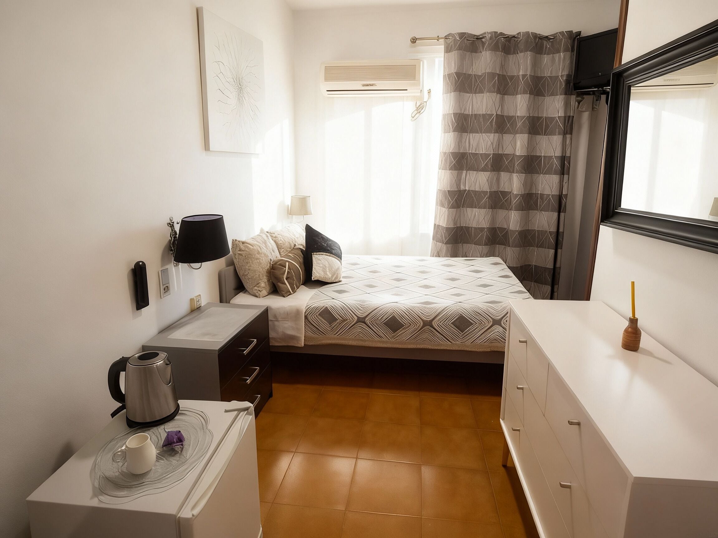 Quarto com cama, mesa de cabeceira, abajur e janela com cortinas.