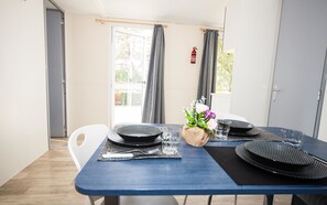 Trailer conforto | Cozinha americana privada | Geladeira grande, micro-ondas (mediante solicitação), cooktop