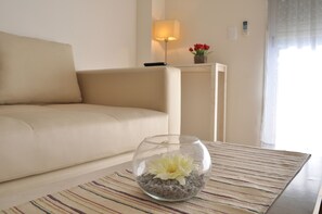 Apartamento tradicional, 1 quarto, cozinha, vista para a cidade | Sala de estar | TV de tela plana