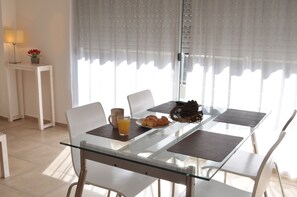 Apartamento tradicional, 1 quarto, cozinha, vista para a cidade | Sala de estar | TV de tela plana