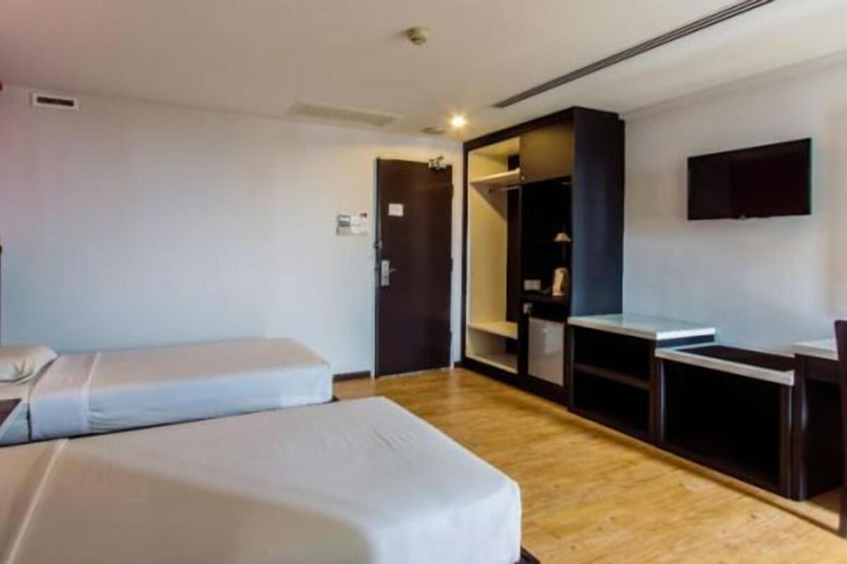 Minibar, secretária, ferro/tábua de engomar, camas desdobráveis 