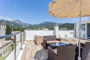 Quarto casal superior (2 Adults) | Frigobar, cofres nos quartos, escrivaninha, cortinas blackout
