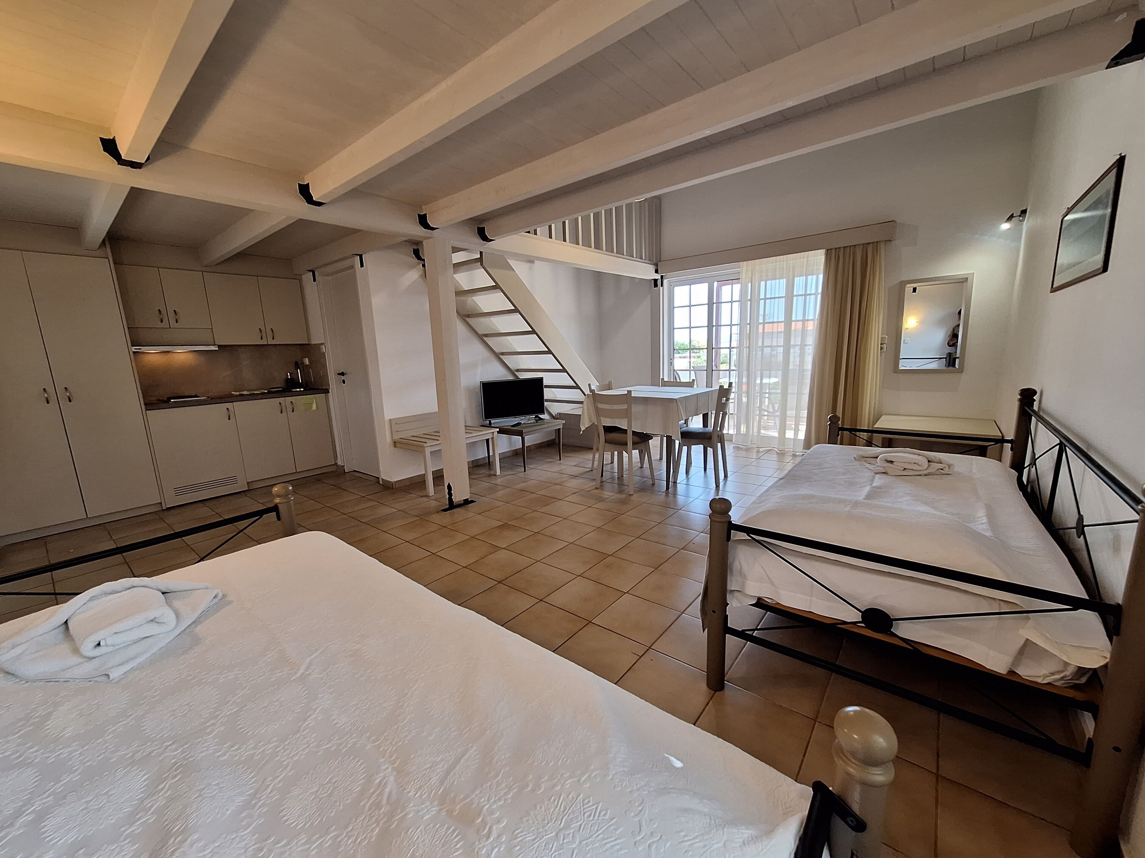 Apartment, 1 Bedroom, Pool View, Split Level | Cofre no quarto, cortinas/cortinados opacos, quartos insonorizados 