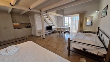 Apartment, 1 Bedroom, Pool View, Split Level | Cofre no quarto, cortinas/cortinados opacos, quartos insonorizados