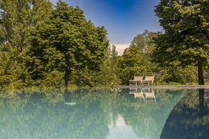 Piscina externa sazonal, funciona das 8h às 20h, espreguiçadeiras
