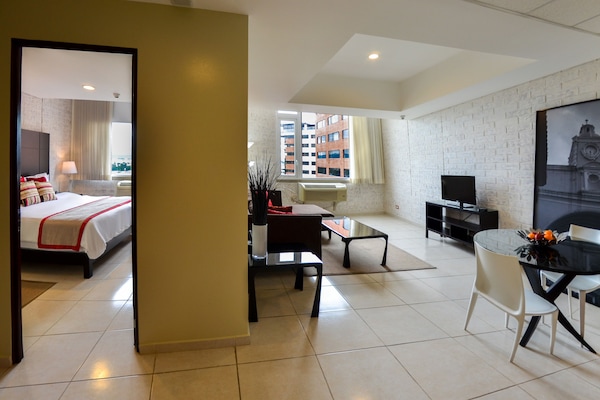 2 quartos, cofre no quarto, secretária, quartos insonorizados