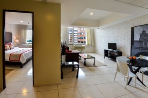 2 quartos, cofre no quarto, secretária, quartos insonorizados 